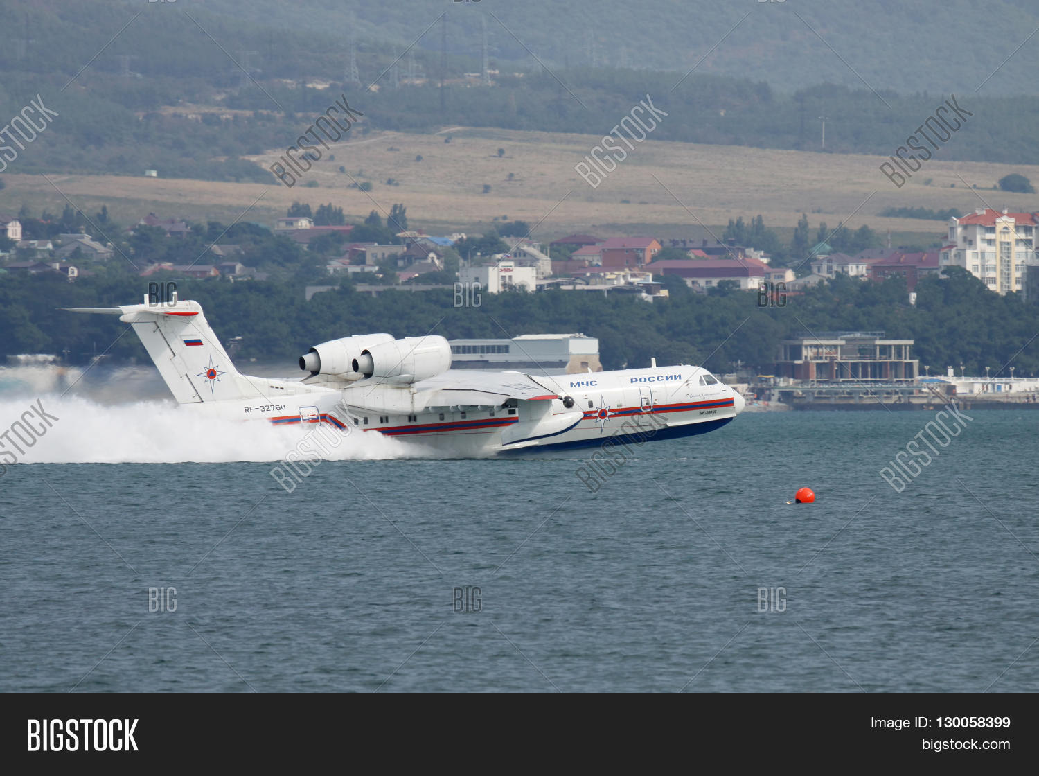 AMPHIBIOUS AIRCRAFT – AEROPLANE TAKING OFF/LANDING ON BOTH WATER AND ...